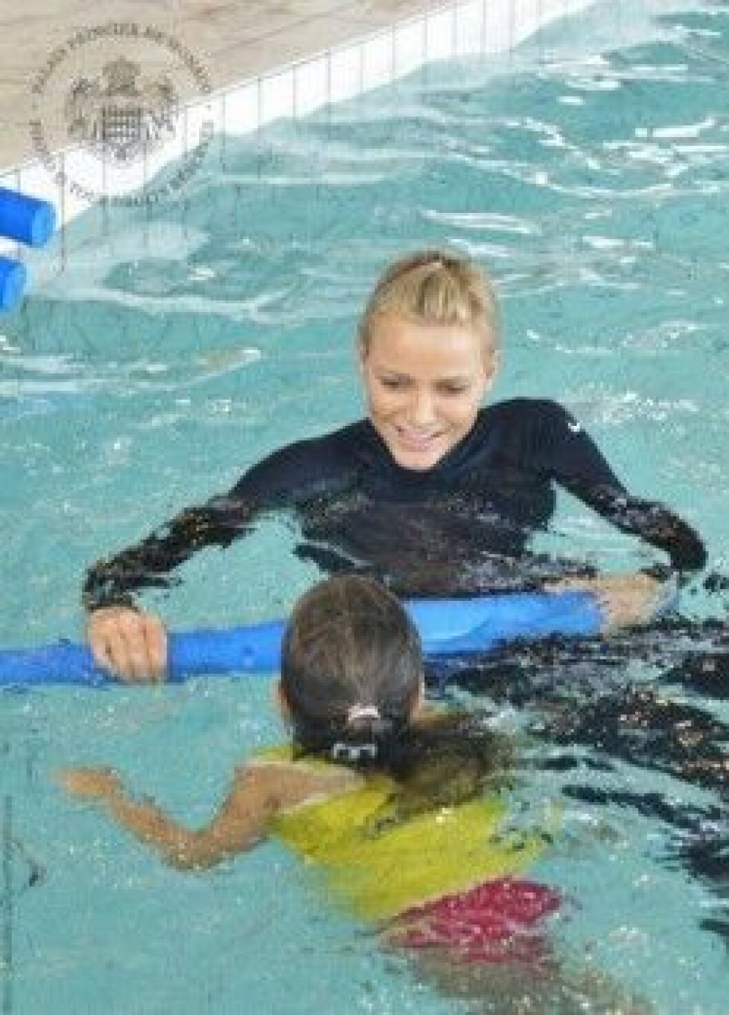 Charlene hjälper barn i Frankrike att lära sig simma | Svensk Dam