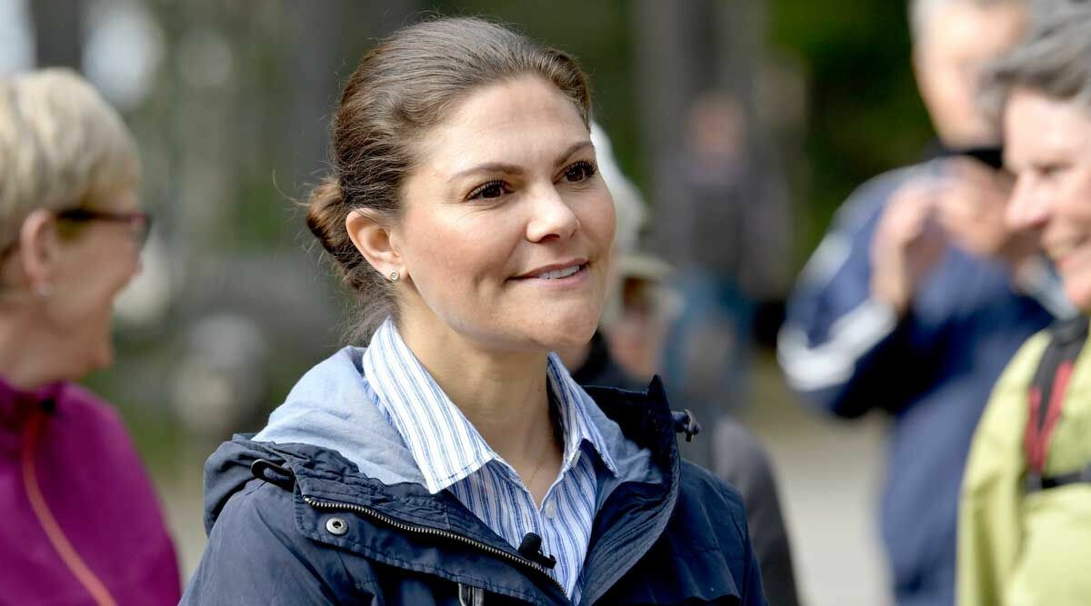 Victoria bär säsongens mest användbara plagg – den randiga skjortan ...