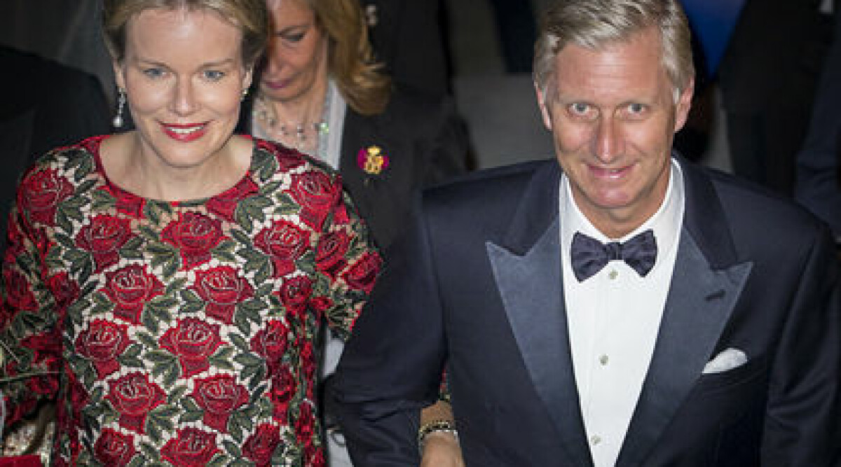 Drottning Mathilde i rosenrött på konserten | Svensk Damtidning