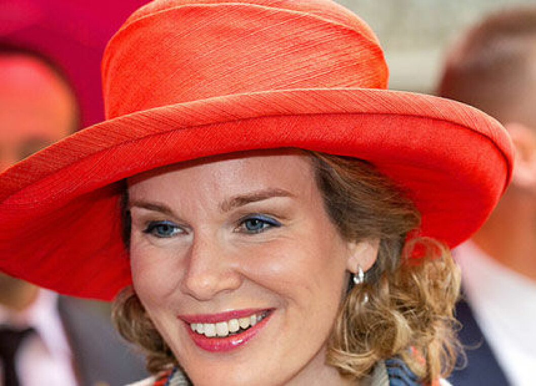 Drottning Mathilde i rött i Bryssel | Svensk Dam