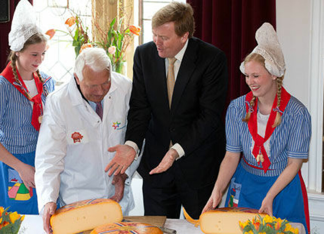 En rund, gul ost och färgsprakande tulpaner | Svensk Dam