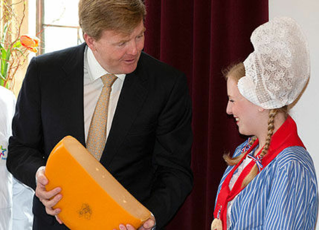 En rund, gul ost och färgsprakande tulpaner | Svensk Dam